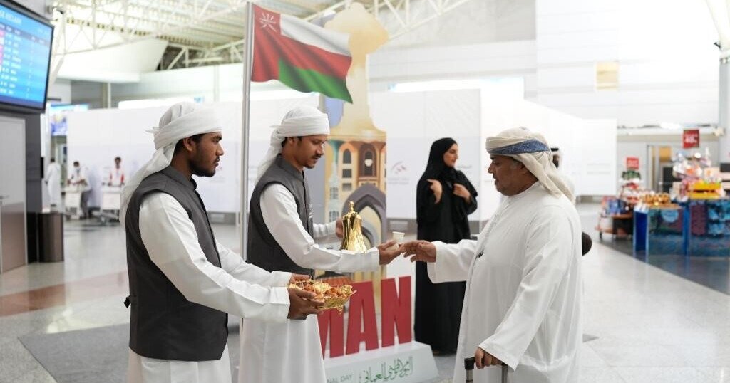 Sharjah Airport Commemorates Oman's 52nd National Day With Omani Passengers