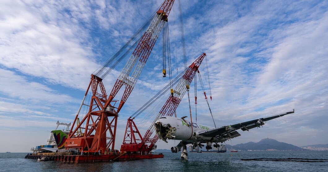 AAHK: Cargo aircraft fuselage lifted